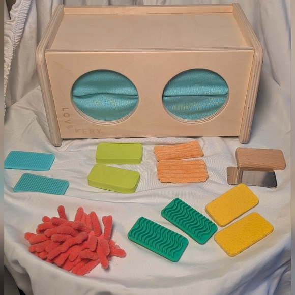 LOVEVERY | Toys | Lovevery Montessori Tactile Multi Sensory Guessing ...